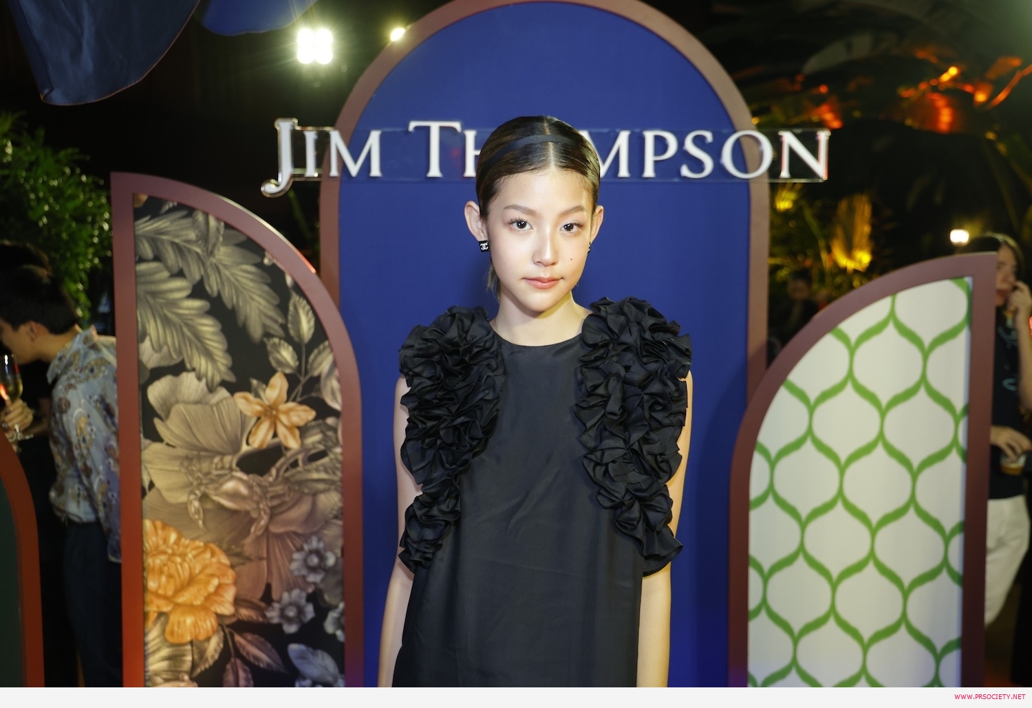 ดาราสุดฮอตนั่งฟรอนต์โรว์ “จิม ทอมป์สัน” ออฟ-กัน ซี-นุนิว นำทีมดาราดัง ...
