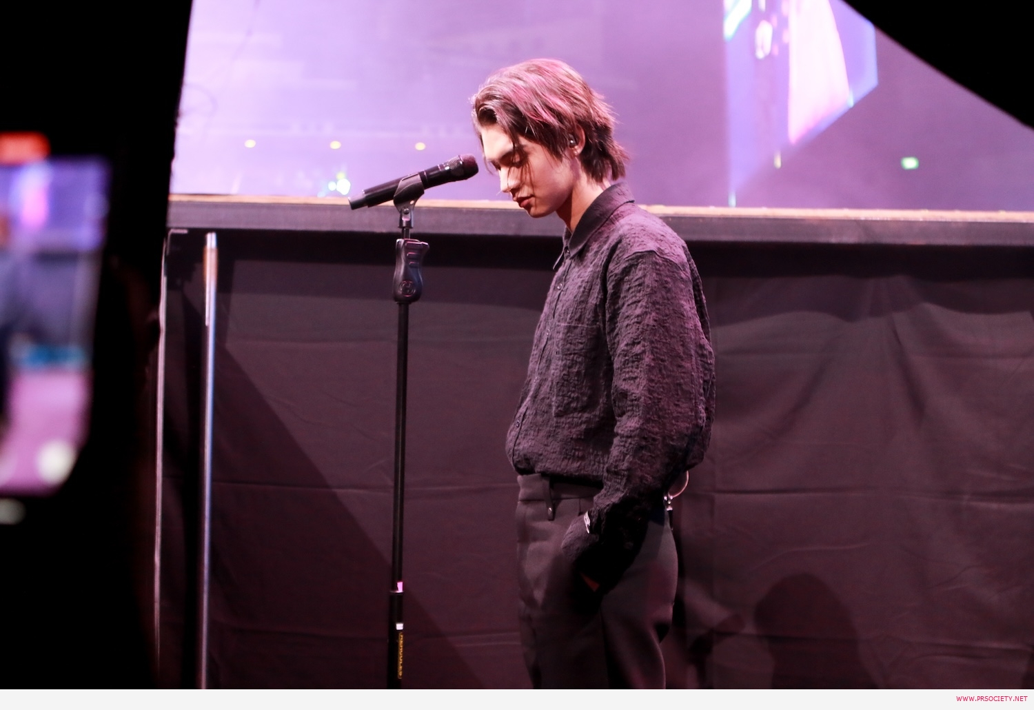สุดปัง! “ไบร์ท วชิรวิชญ์“ บินลัดฟ้าร่วมร้องเพลงในงาน YES933 HITS FEST ...