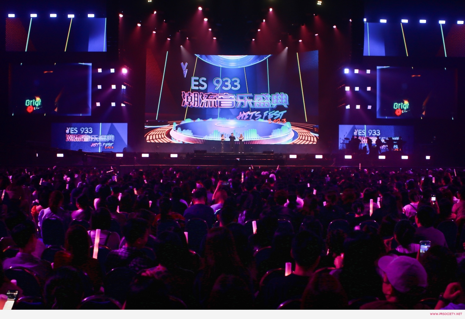 สุดปัง! “ไบร์ท วชิรวิชญ์“ บินลัดฟ้าร่วมร้องเพลงในงาน YES933 HITS FEST ...